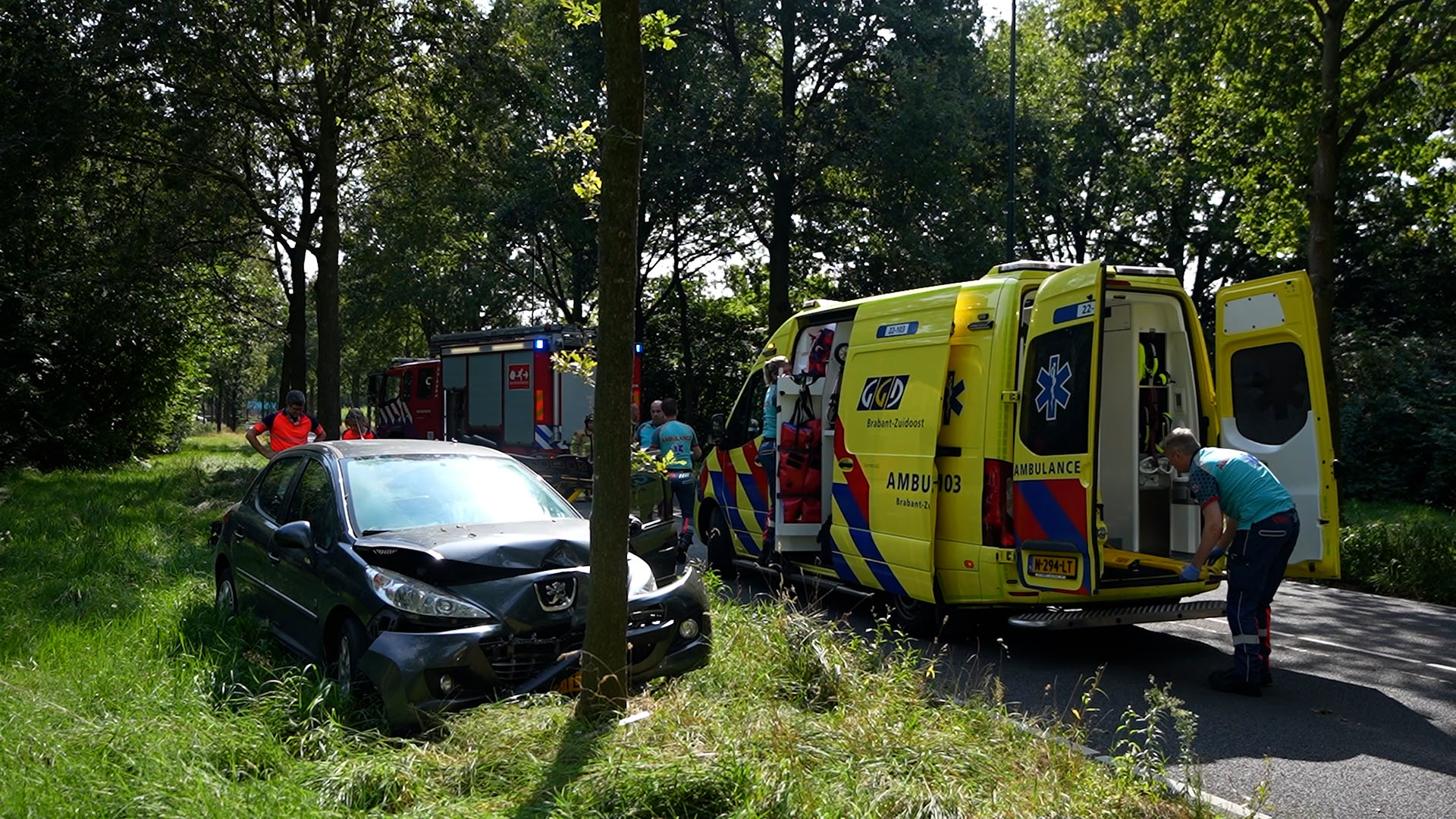 Auto botst tegen boom op Planetenlaan, traumaheli ingezet